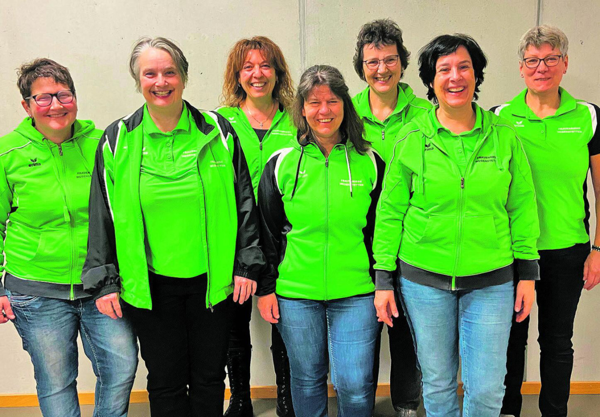 Der Vorstand flankiert durch ein neues Riegenmitglied (links) und das ...