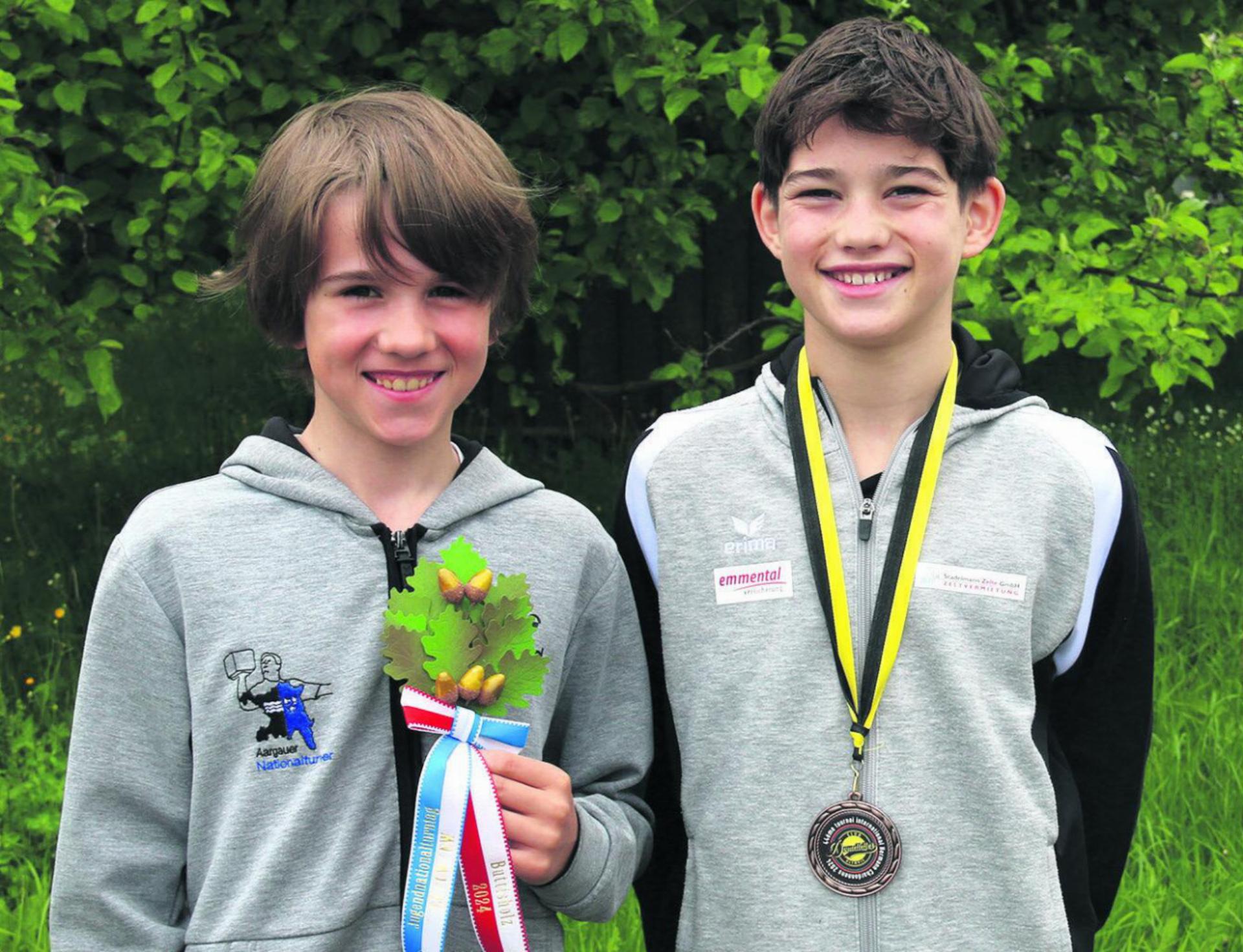 Tim Koller als erfolgreichen Ringer und Konstantin Sacher (links) als ...