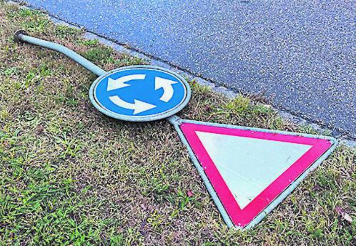 Verkehrsschild umgefahren